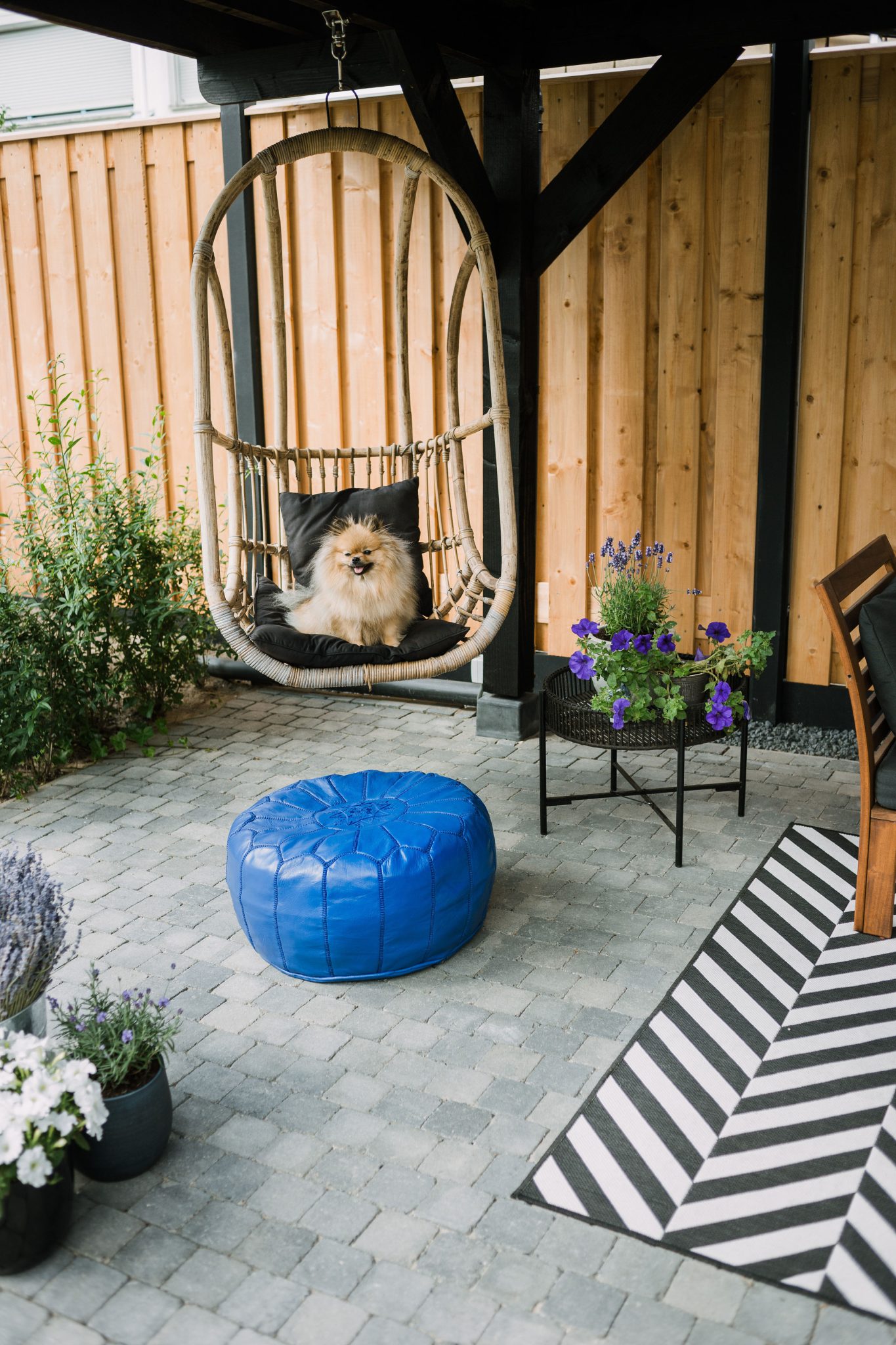 Nieuw in de tuin, blauwe Marokkaanse poef van Trendcarpet