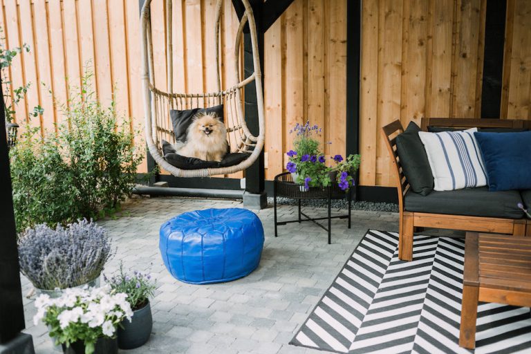 Nieuw in de tuin, blauwe Marokkaanse poef van Trendcarpet